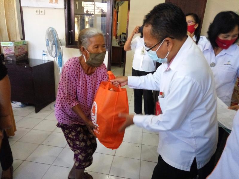 Bank Pasar Bangli Gelontorkan Puluhan Paket Sembako | Bali Tribune